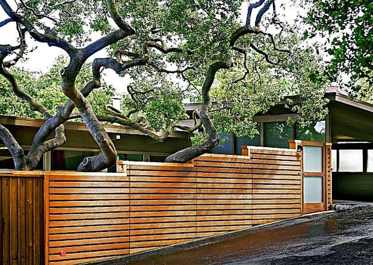 Ipe update brings order to Oakland courtyard