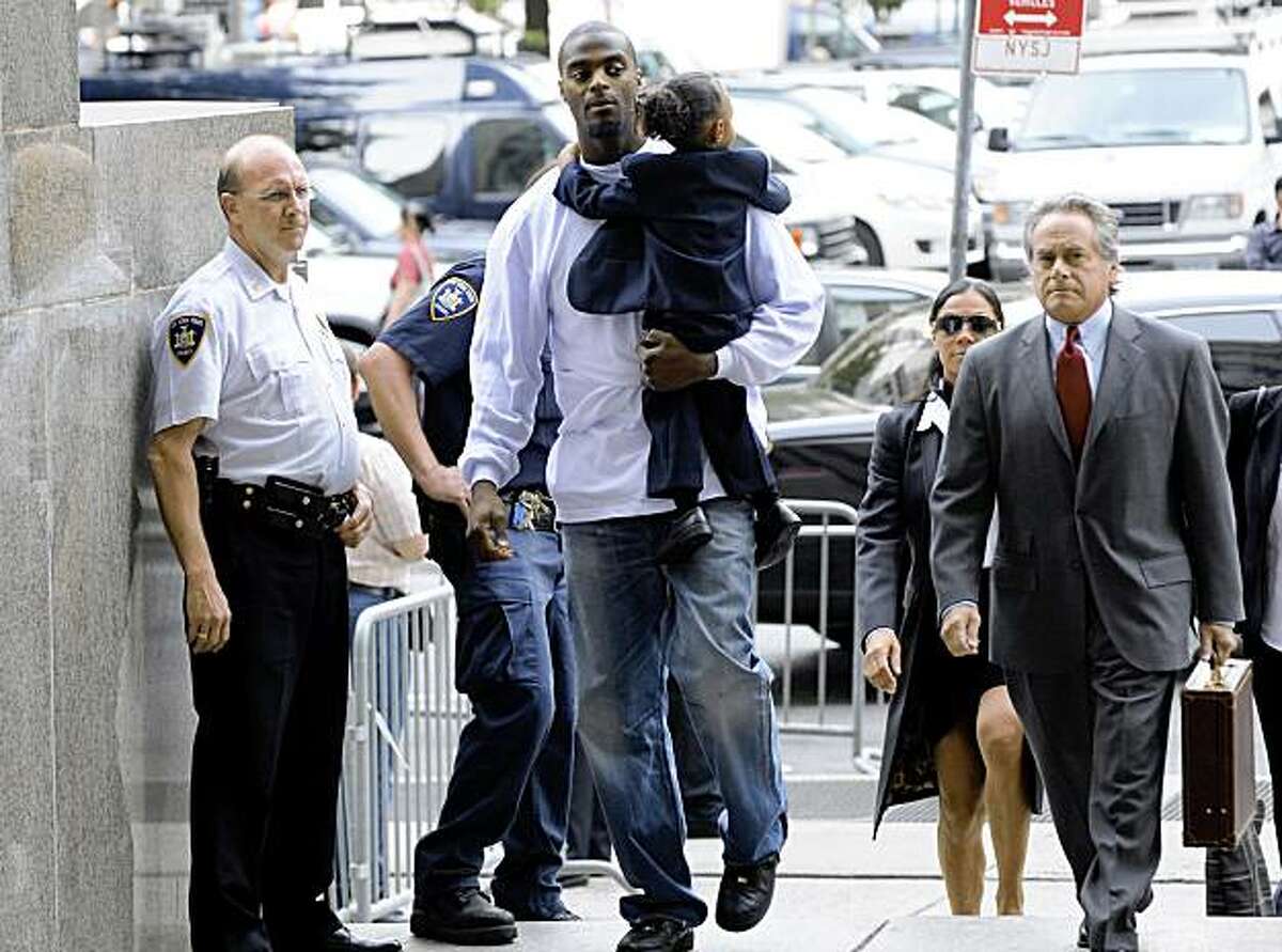 Burress apologizes, checks into prison