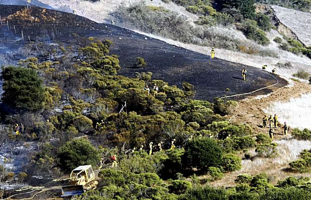 Brush fire burns 30 acres near Caldecott Tunnel