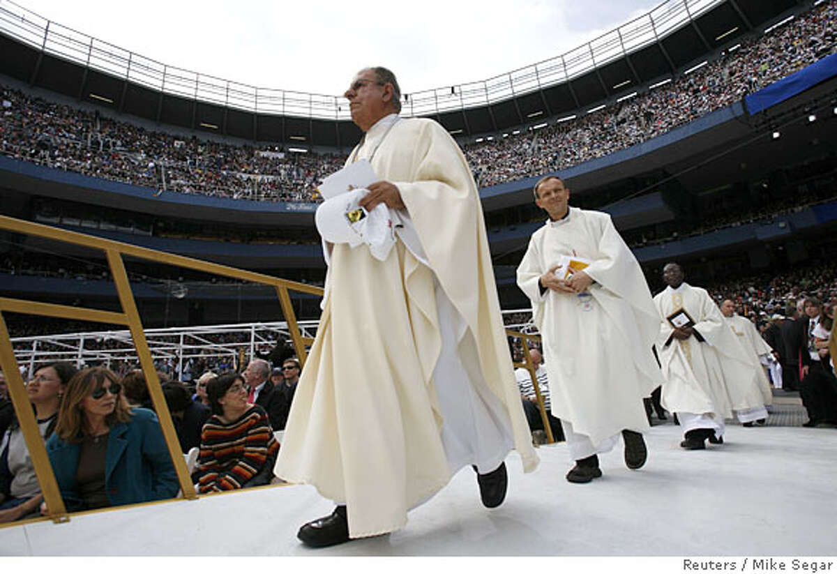 Yankee Stadium Mass marks end of pope's visit