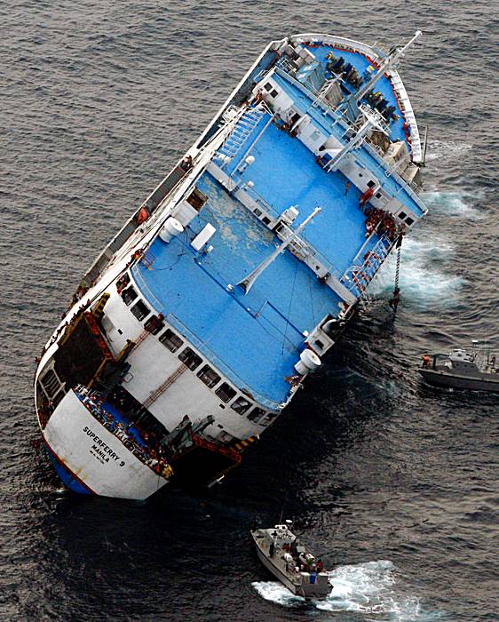 Hundreds escape sinking ferry in Philippines