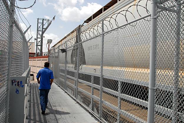 U.S.-Mexico border goes from hometown to ghost town