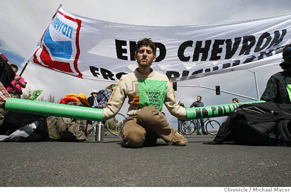 Protest against war and oil profits at Chevron's gate