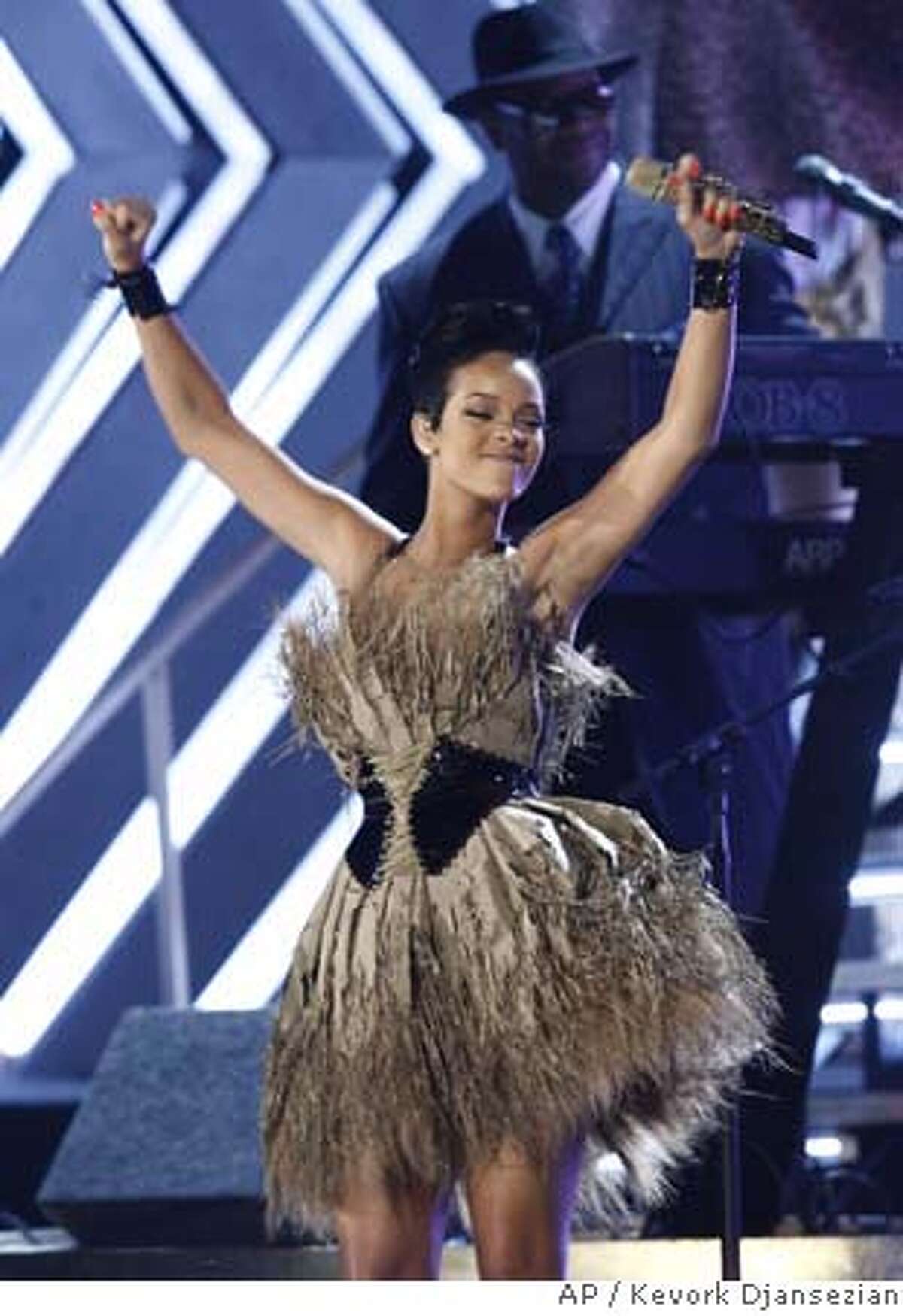 'Rehab' is the word at Grammys, with Winehouse a smash