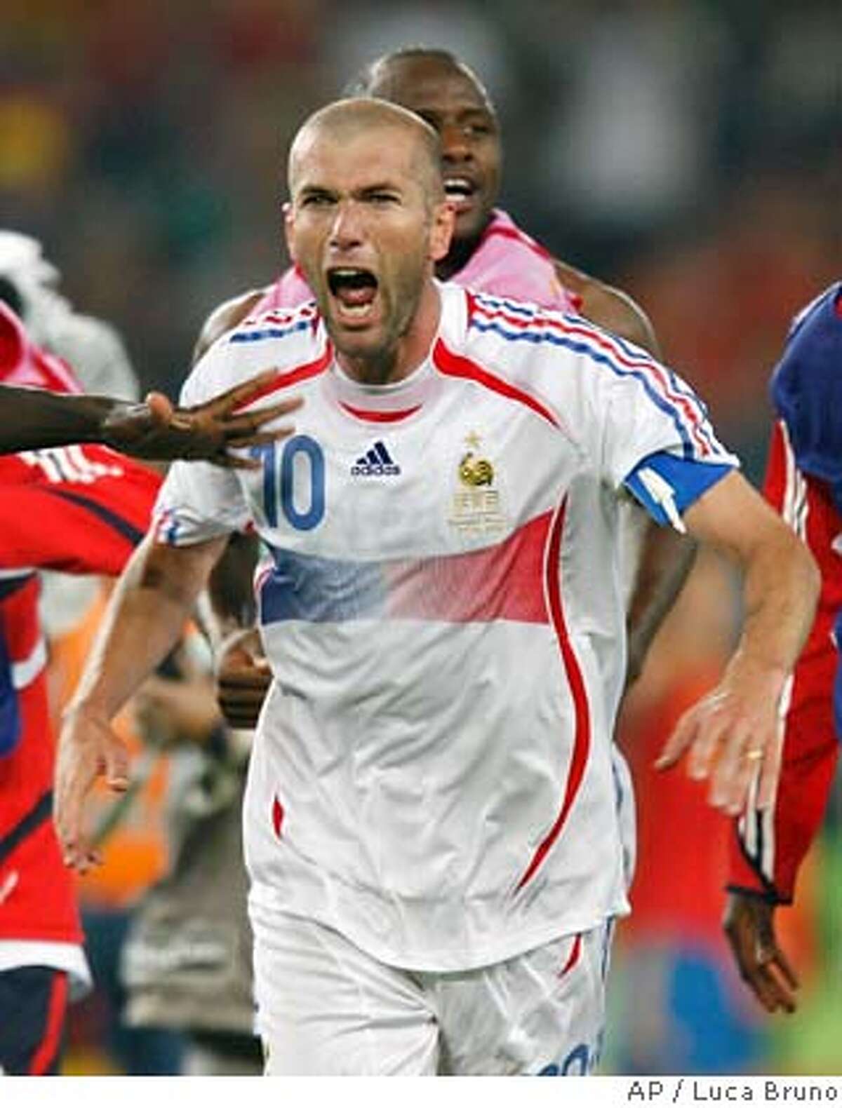 A match with Zidane scores cinematic goal