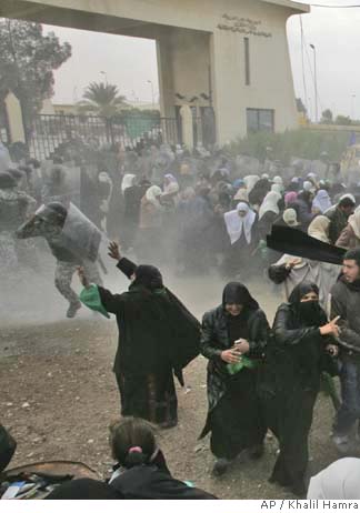 Anti-Egypt protest injures 35 in Gaza