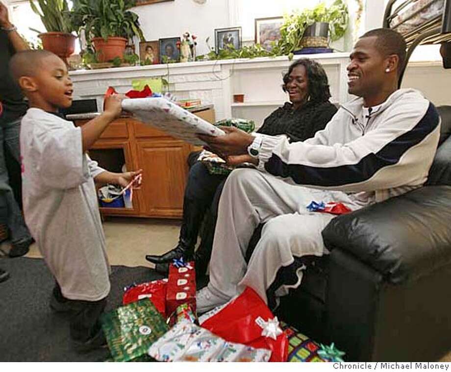 Warriors' Stephen Jackson plays Santa for Oakland families - SFGate