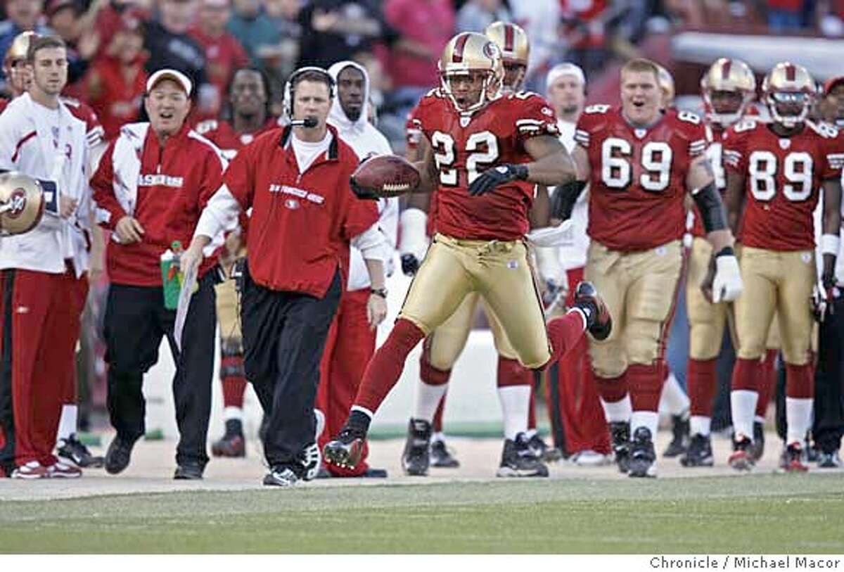 Hill, 49ers defeat Buccaneers