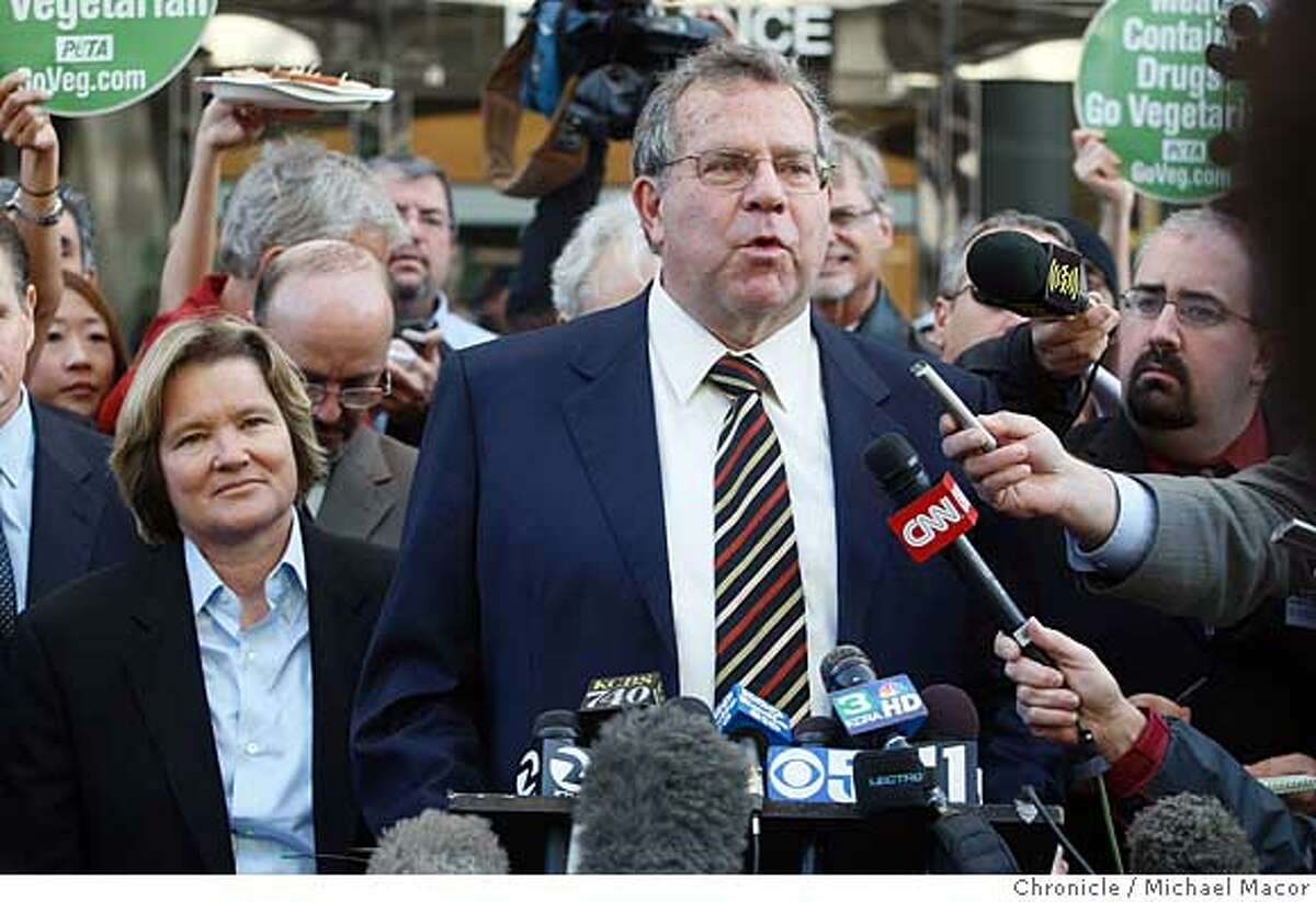 Bonds pleads not guilty