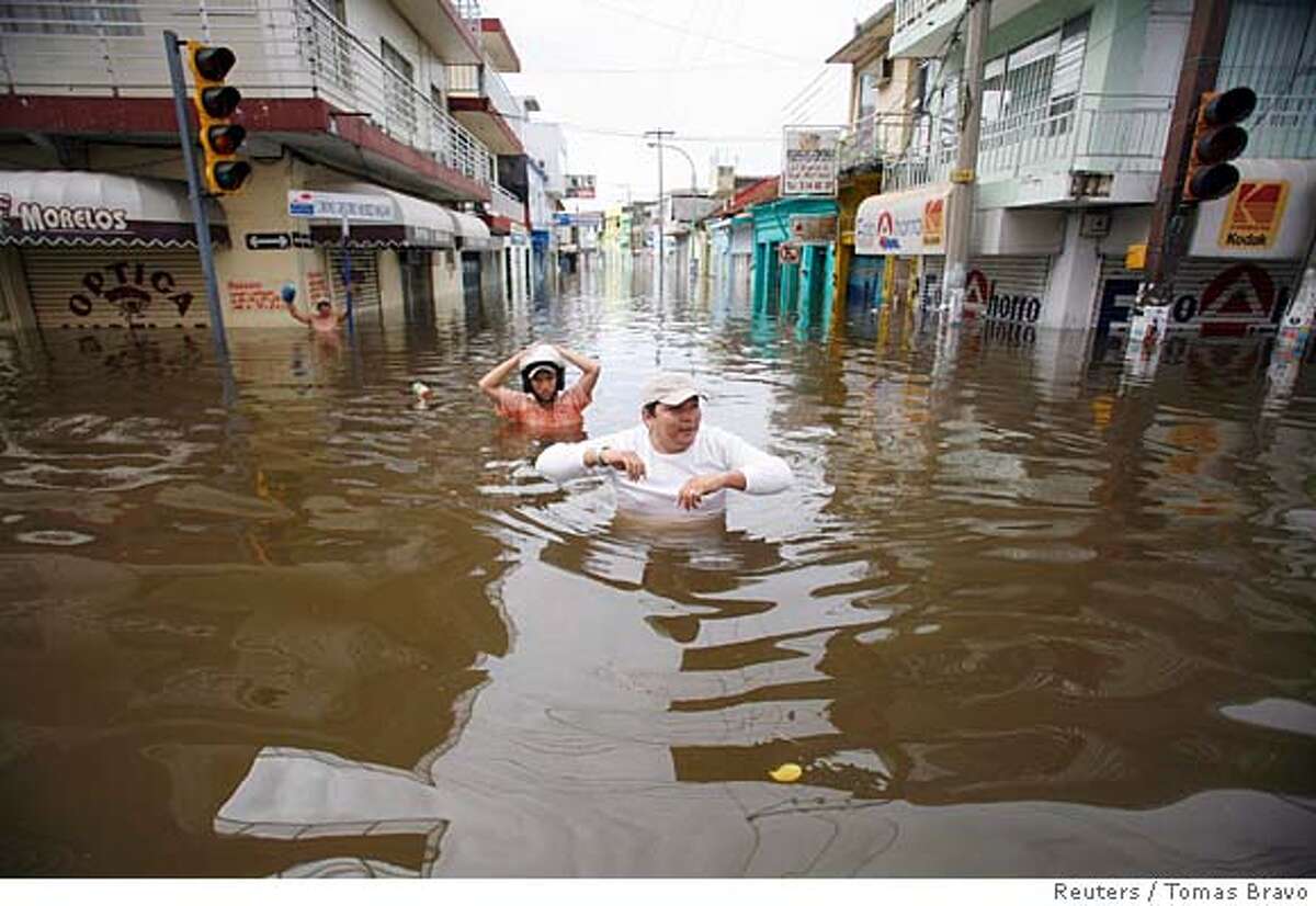 Floods drive thousands from homes in Mexico