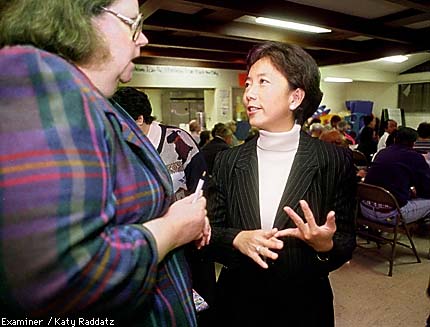 Teng bends political labels