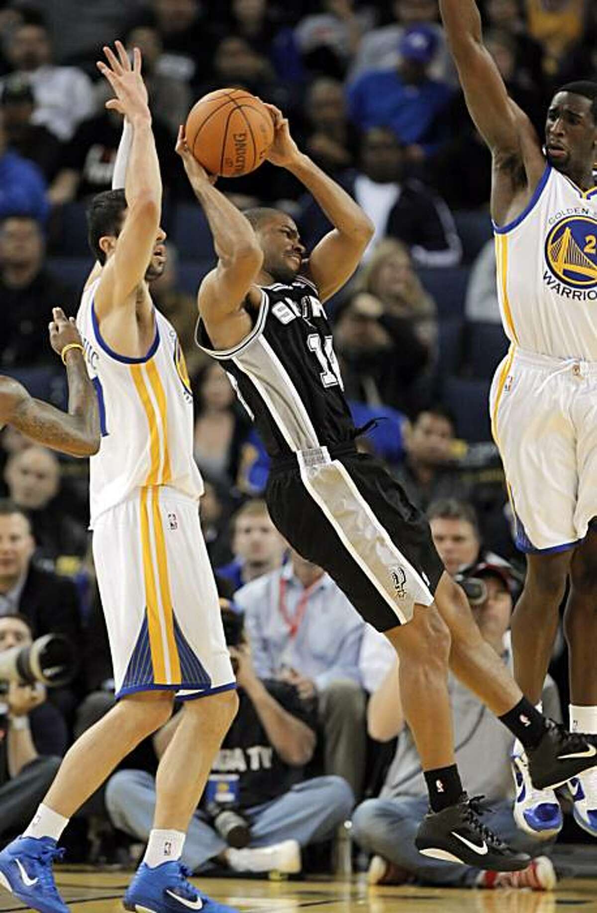 Spurs handily beat Warriors for 11th straight time