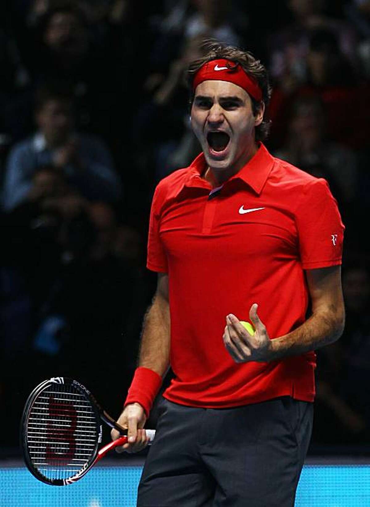 Federer serves up a masterpiece in ATP final