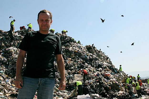 'Waste Land': Artist Vik Muniz works with trash