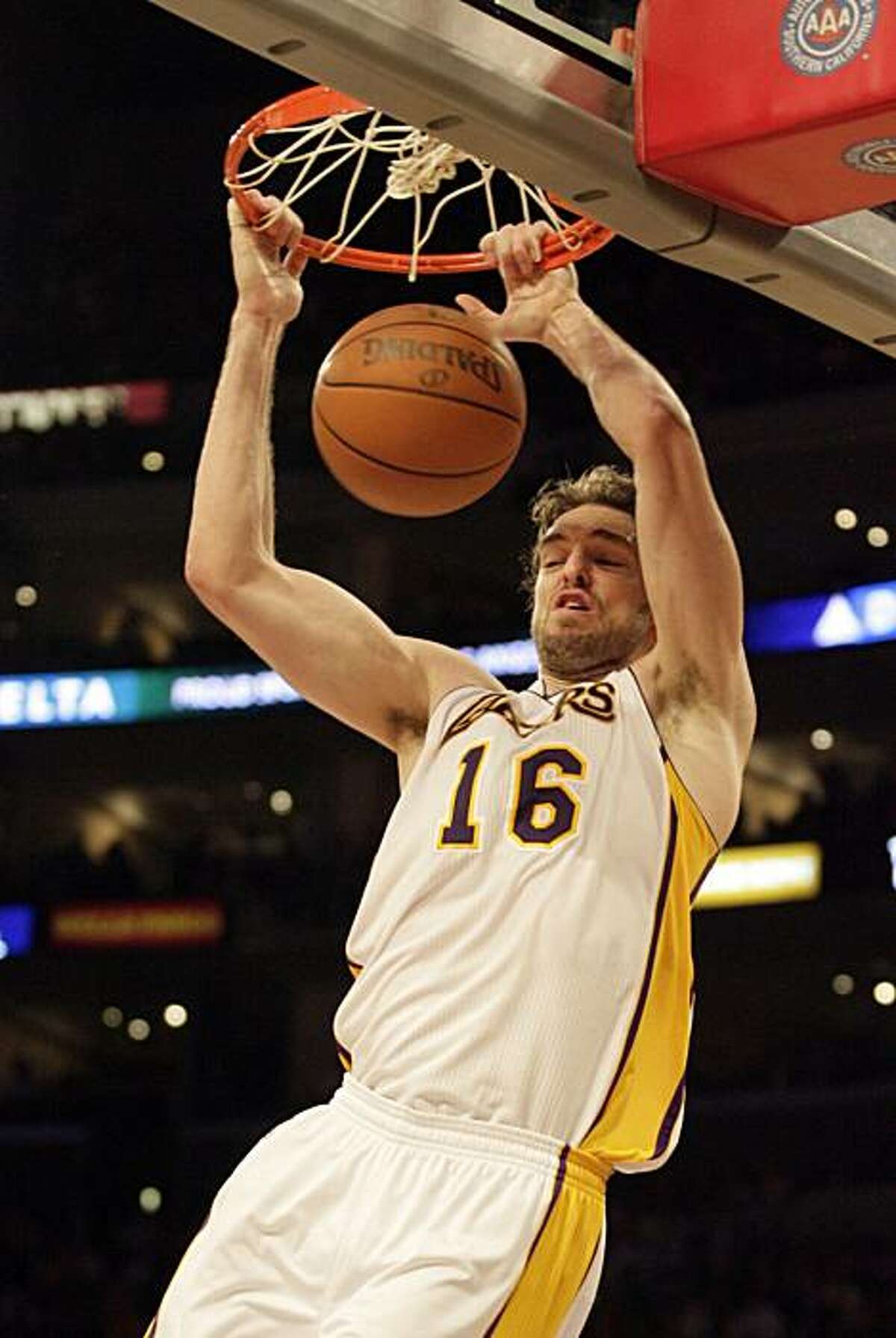 Pau Gasol's triple-double leads Lakers