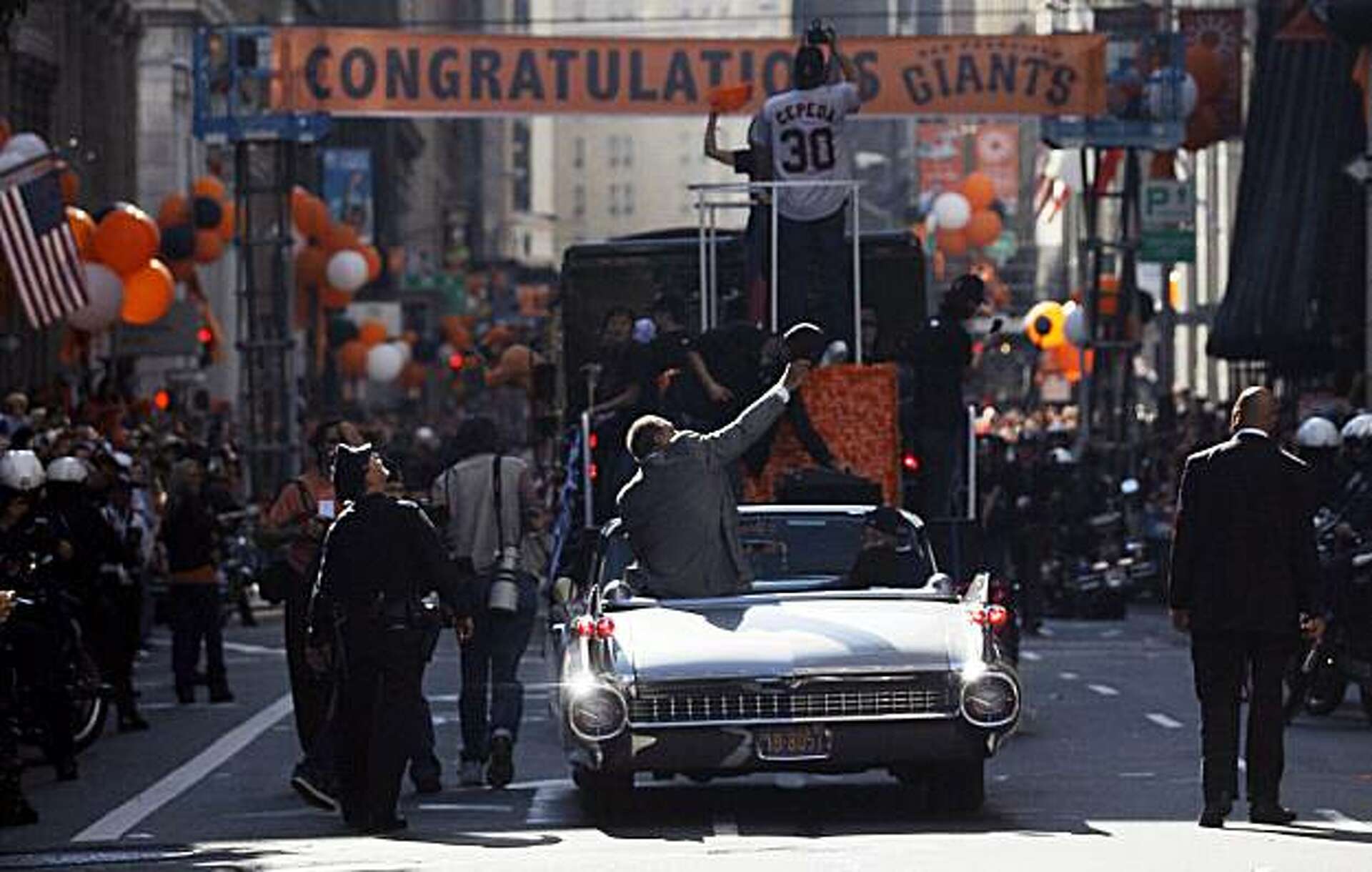 Hundreds of thousands pack Giants parade route