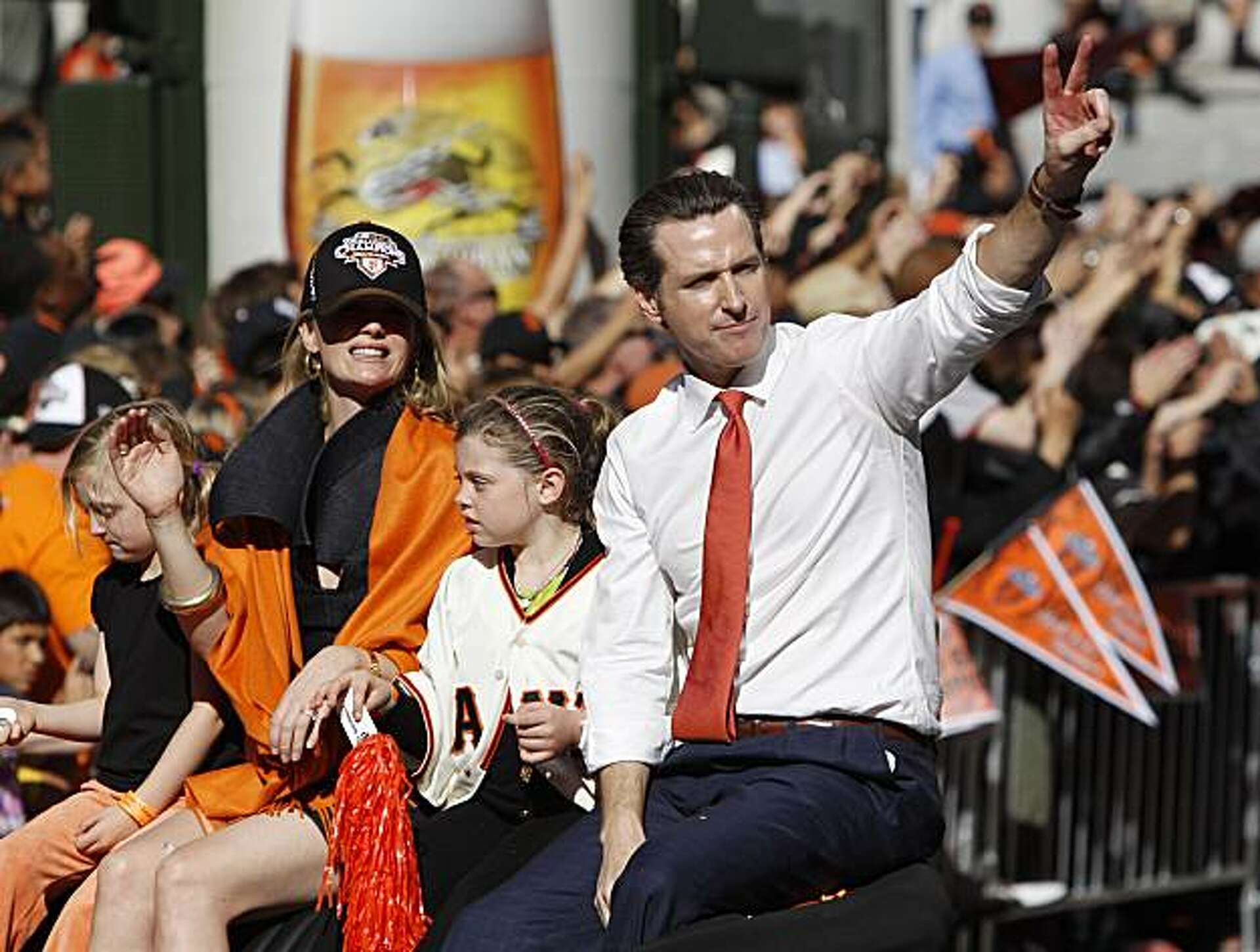 Hundreds of thousands pack Giants parade route
