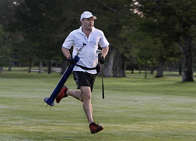 Speed golf: 5 miles and 18 holes in an hour