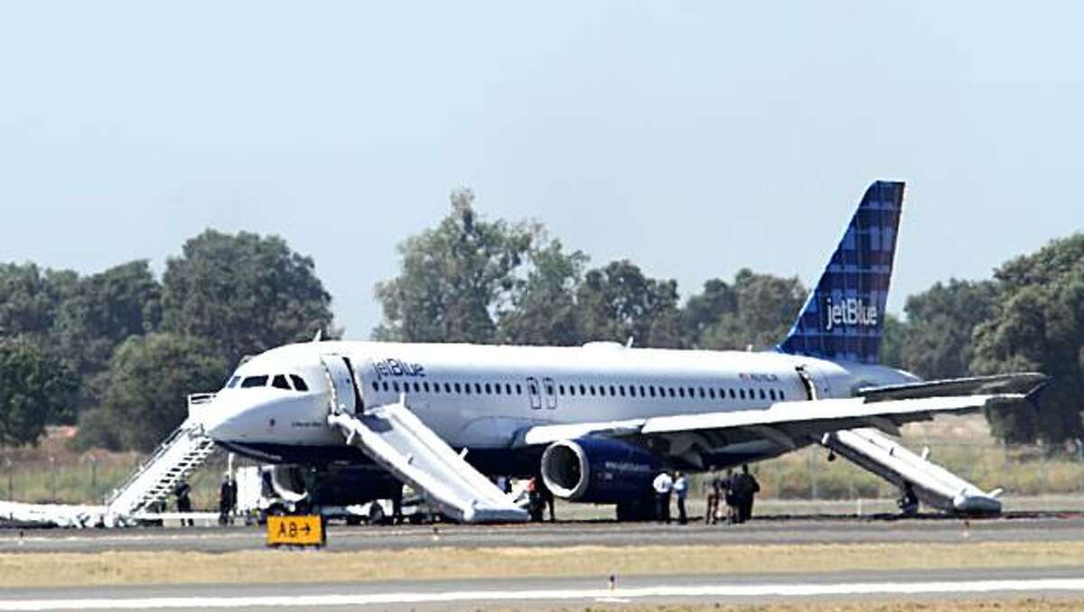 Escape slide deploys on United flight at SFO bound for Chicago