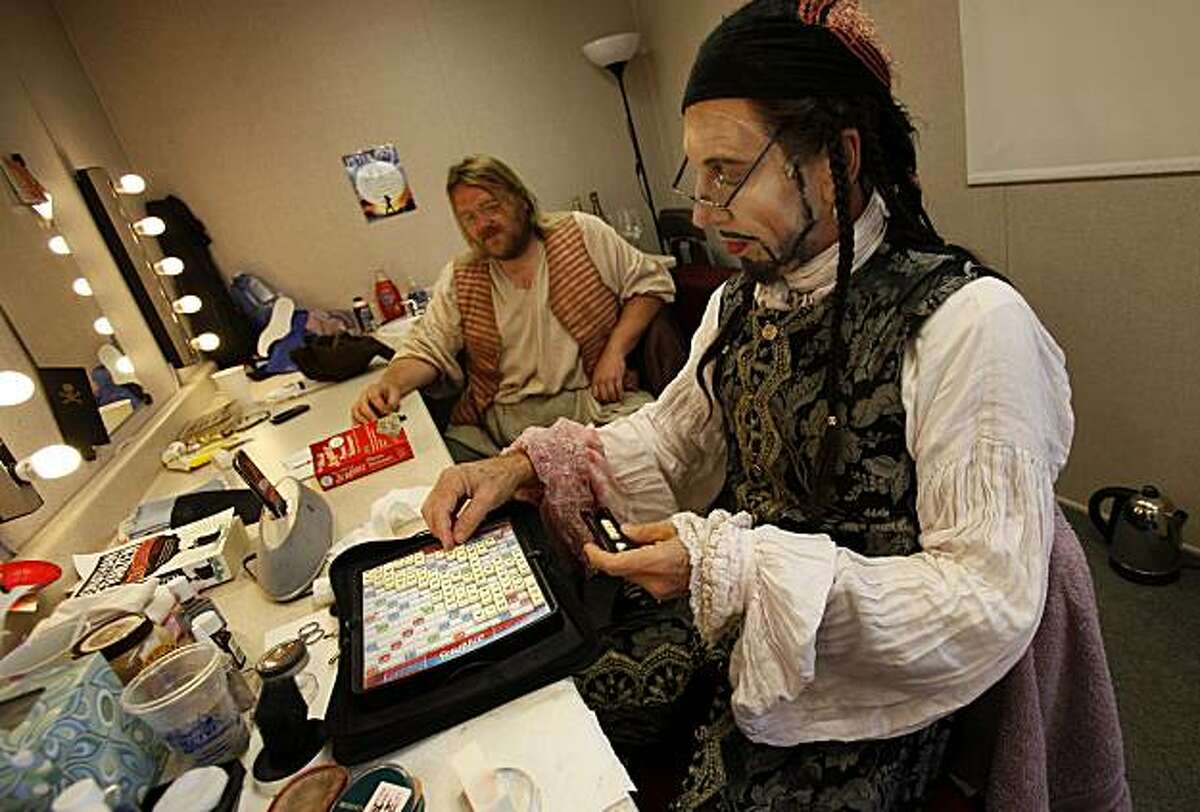 'Peter Pan' actors enjoy spirited Scrabble