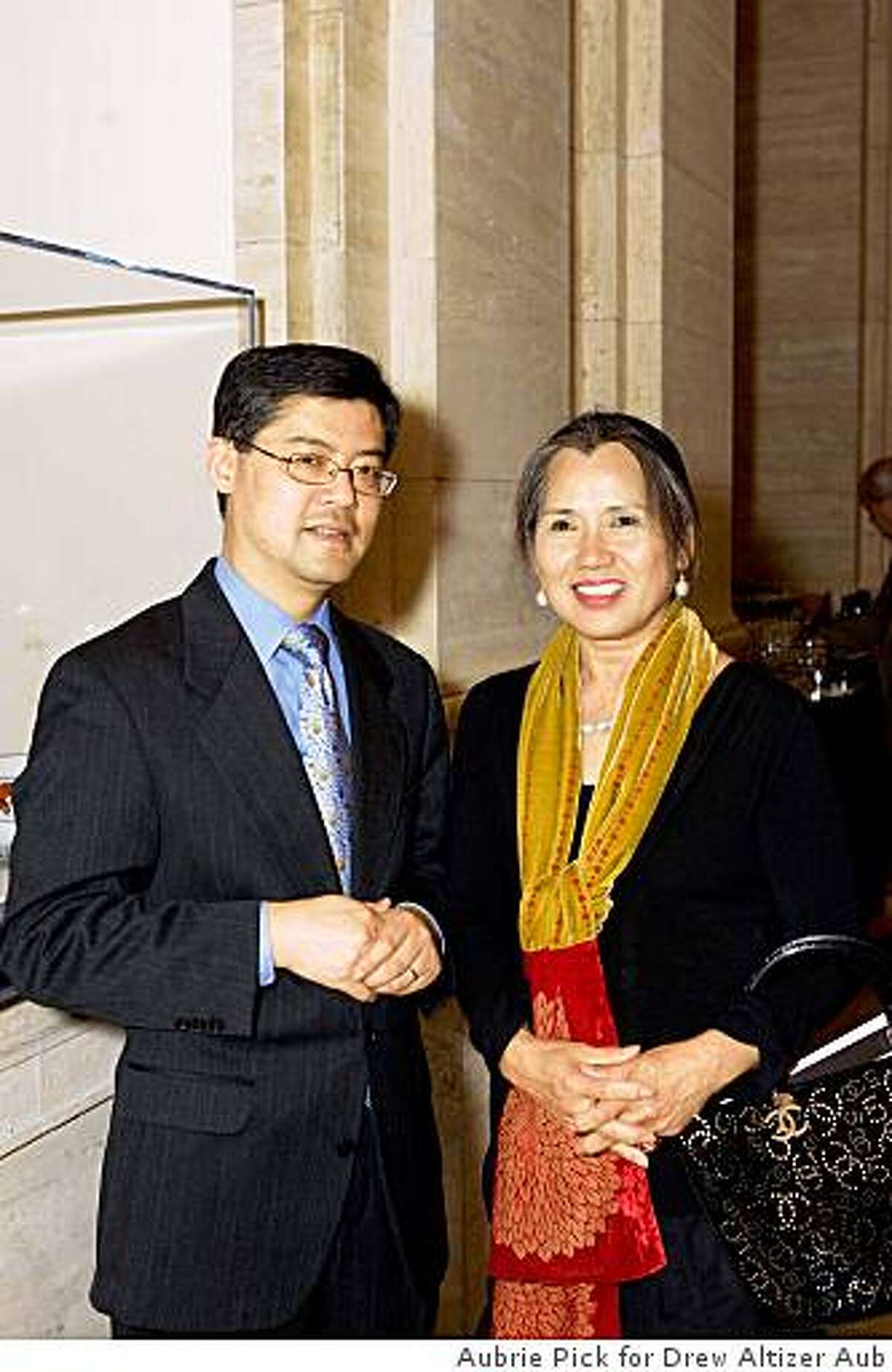 Classic Korean clothing gets modern twist in fashion show