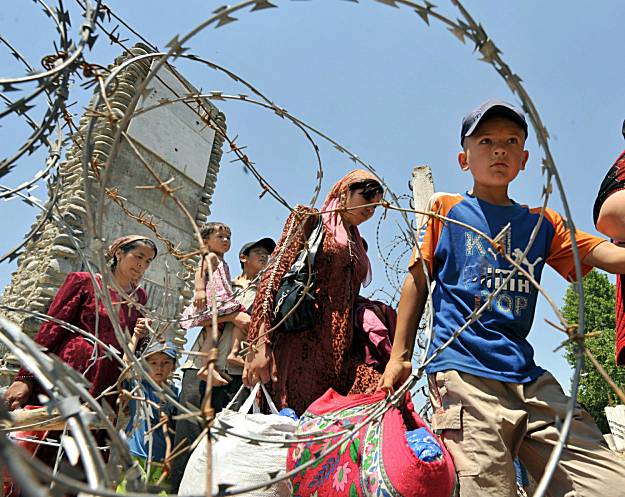 Scared Uzbek refugees mistrust Kyrgyz troops
