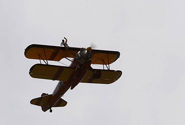 Wing walker sets record, nearly freezes