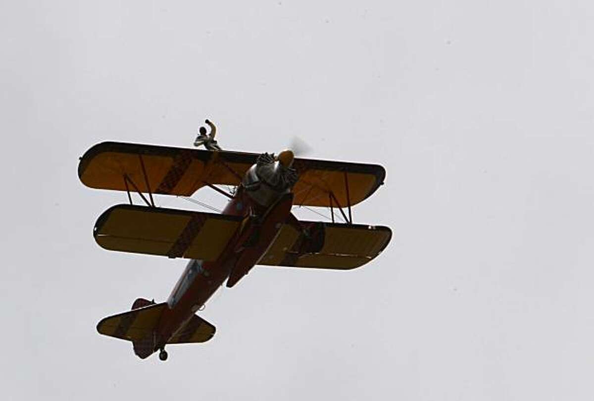 Wing walker sets record, nearly freezes