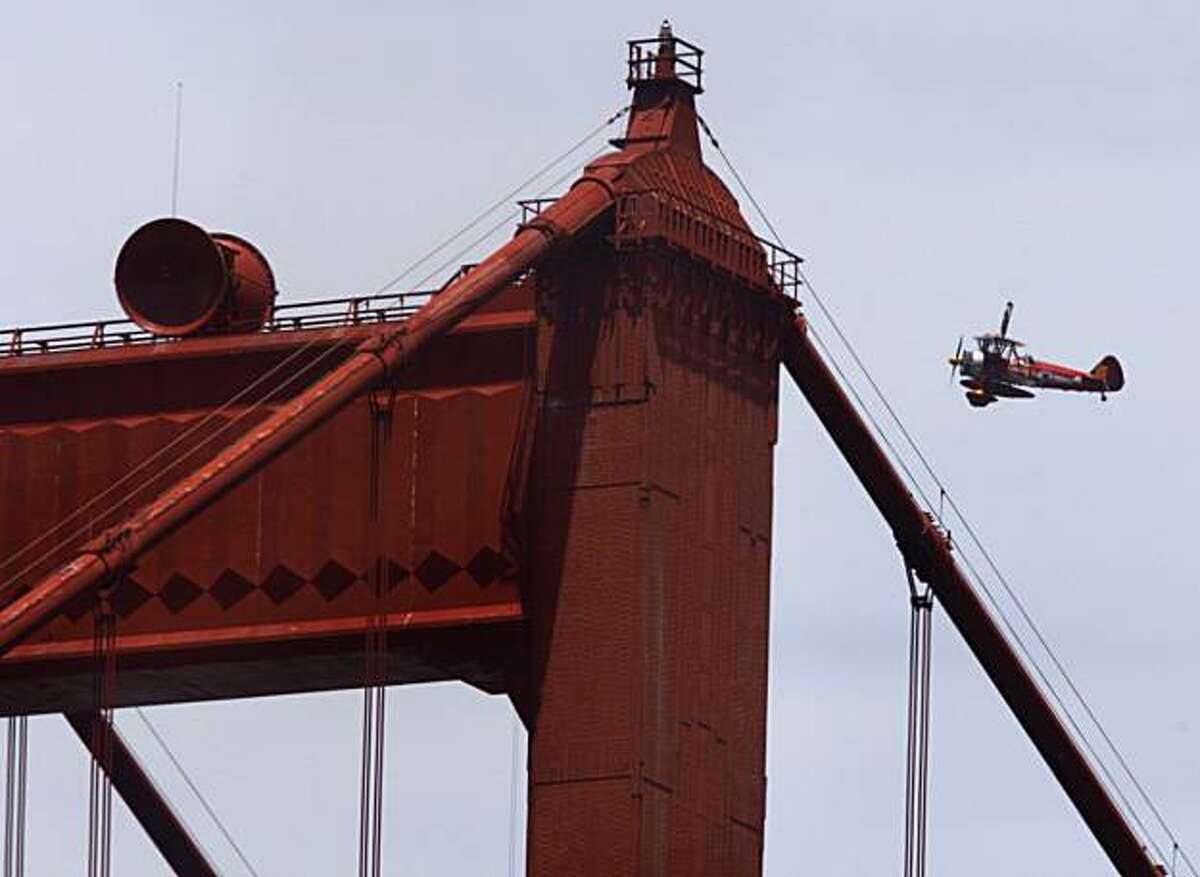 Wing walker sets record, nearly freezes