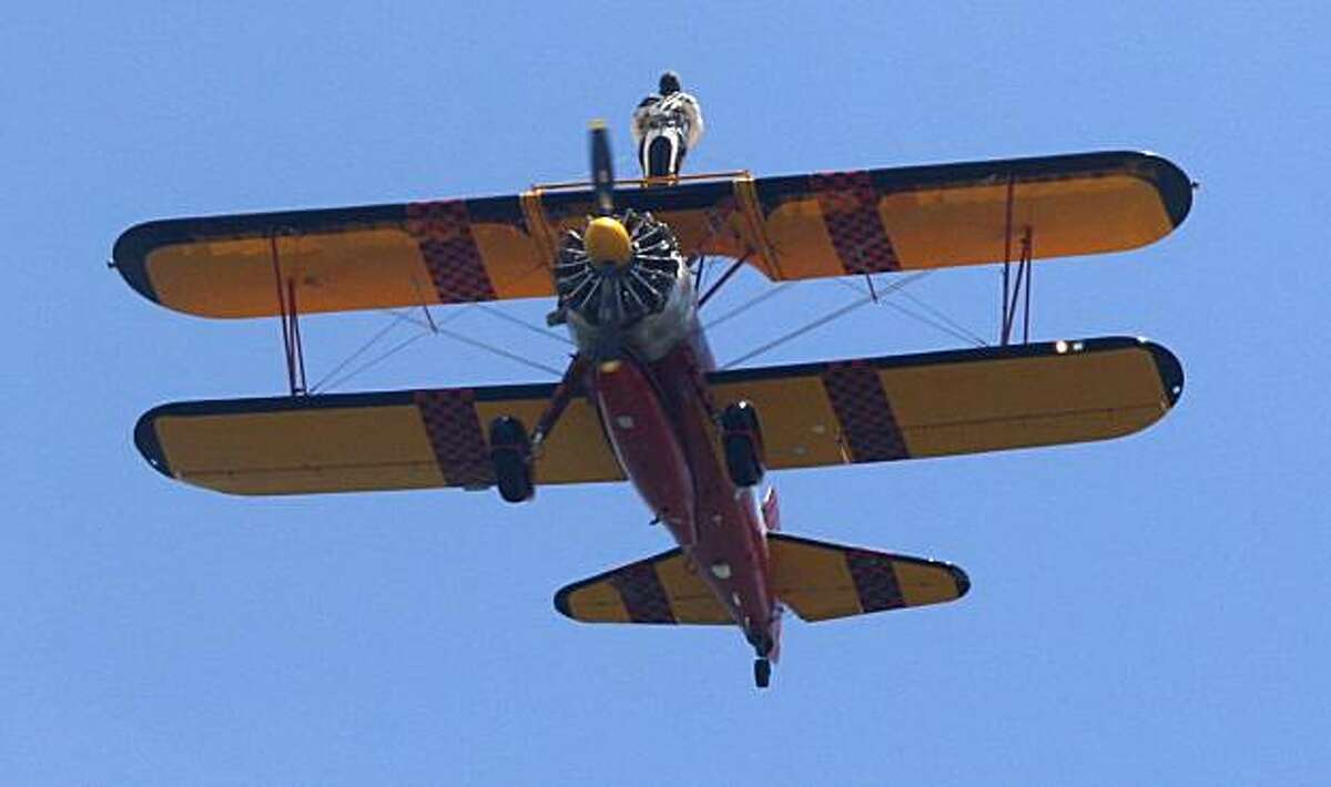 Wing walker sets record, nearly freezes