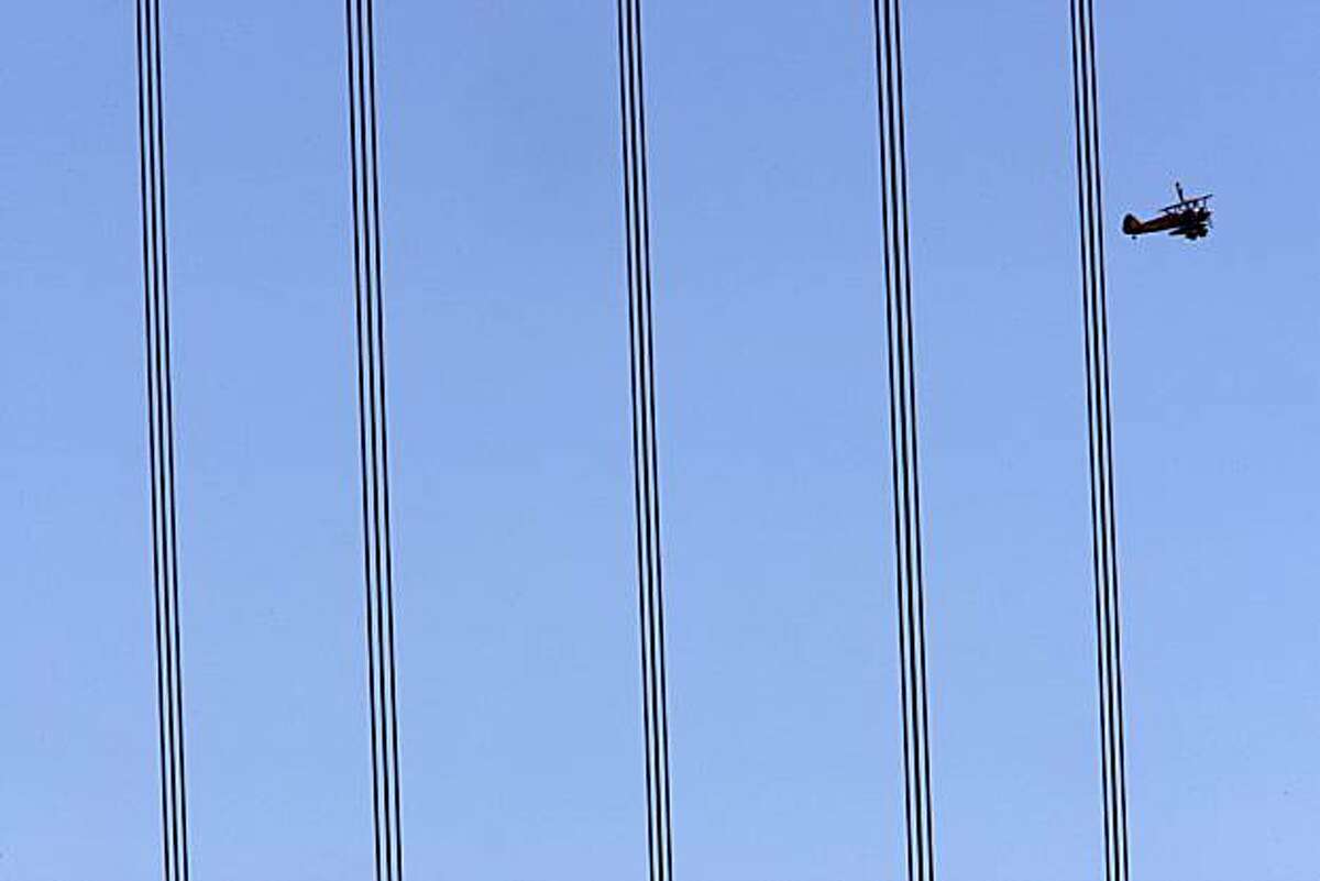 Wing walker sets record, nearly freezes