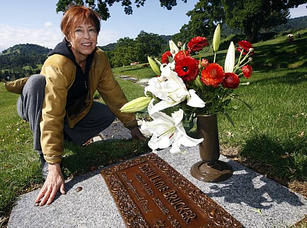 Sculptor's unique grave markers honor deceased