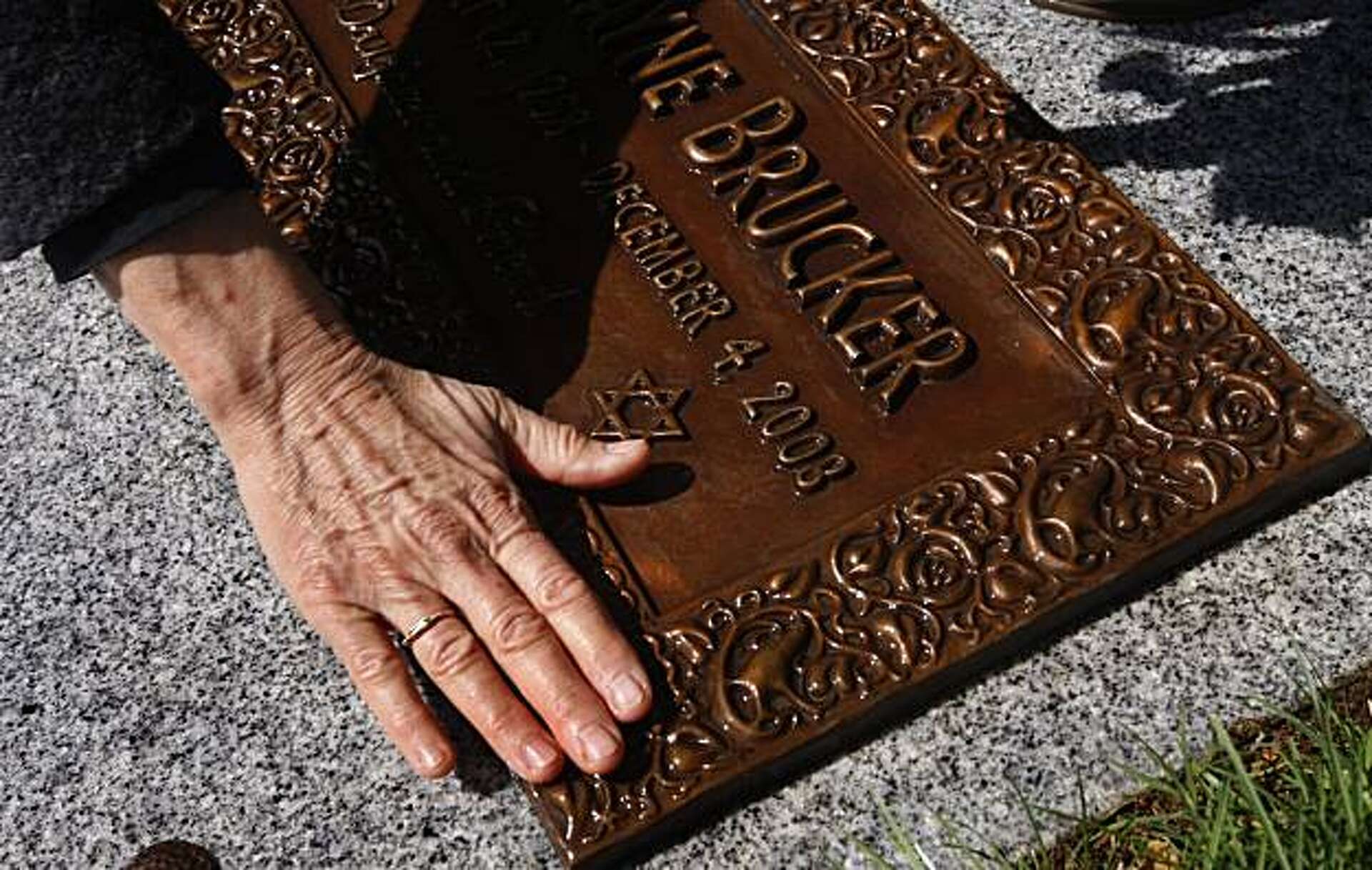 Sculptor's unique grave markers honor deceased