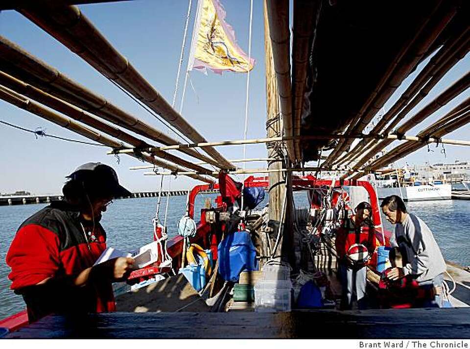 Ming Dynasty replica junk sails across Pacific