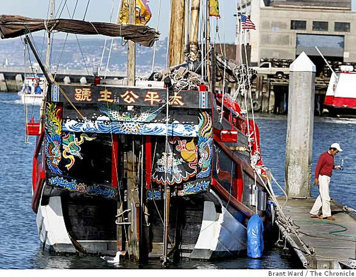 Ming Dynasty replica junk sails across Pacific