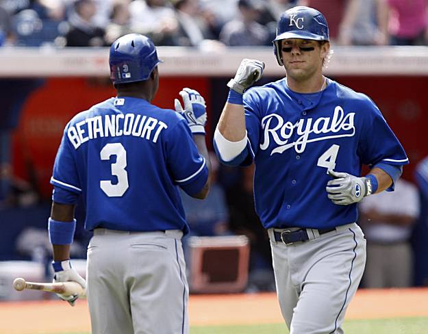 Gordon lifts Royals with homer in 10th