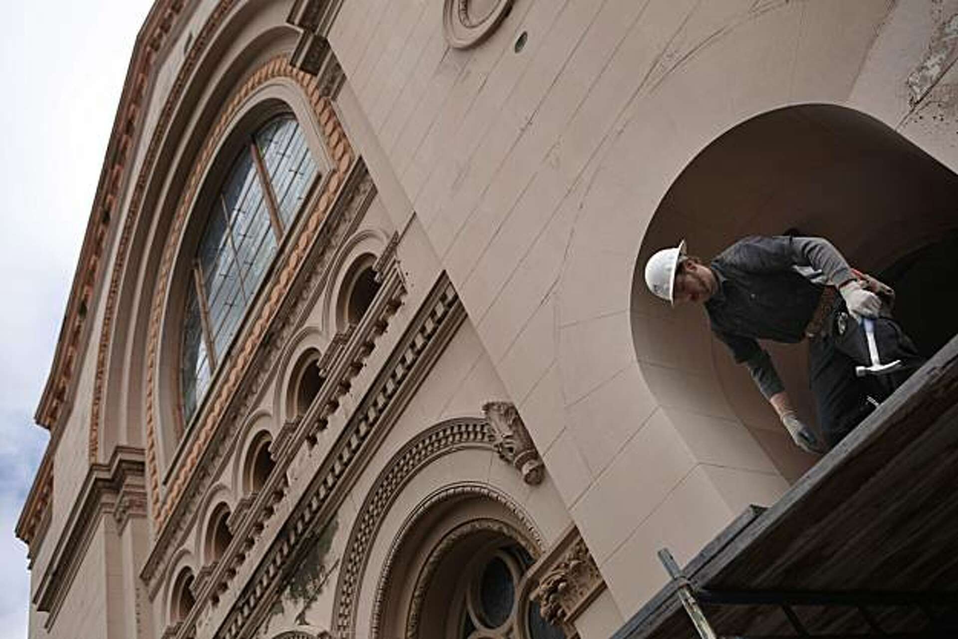 Crews save Sherith Israel, a shrine to history