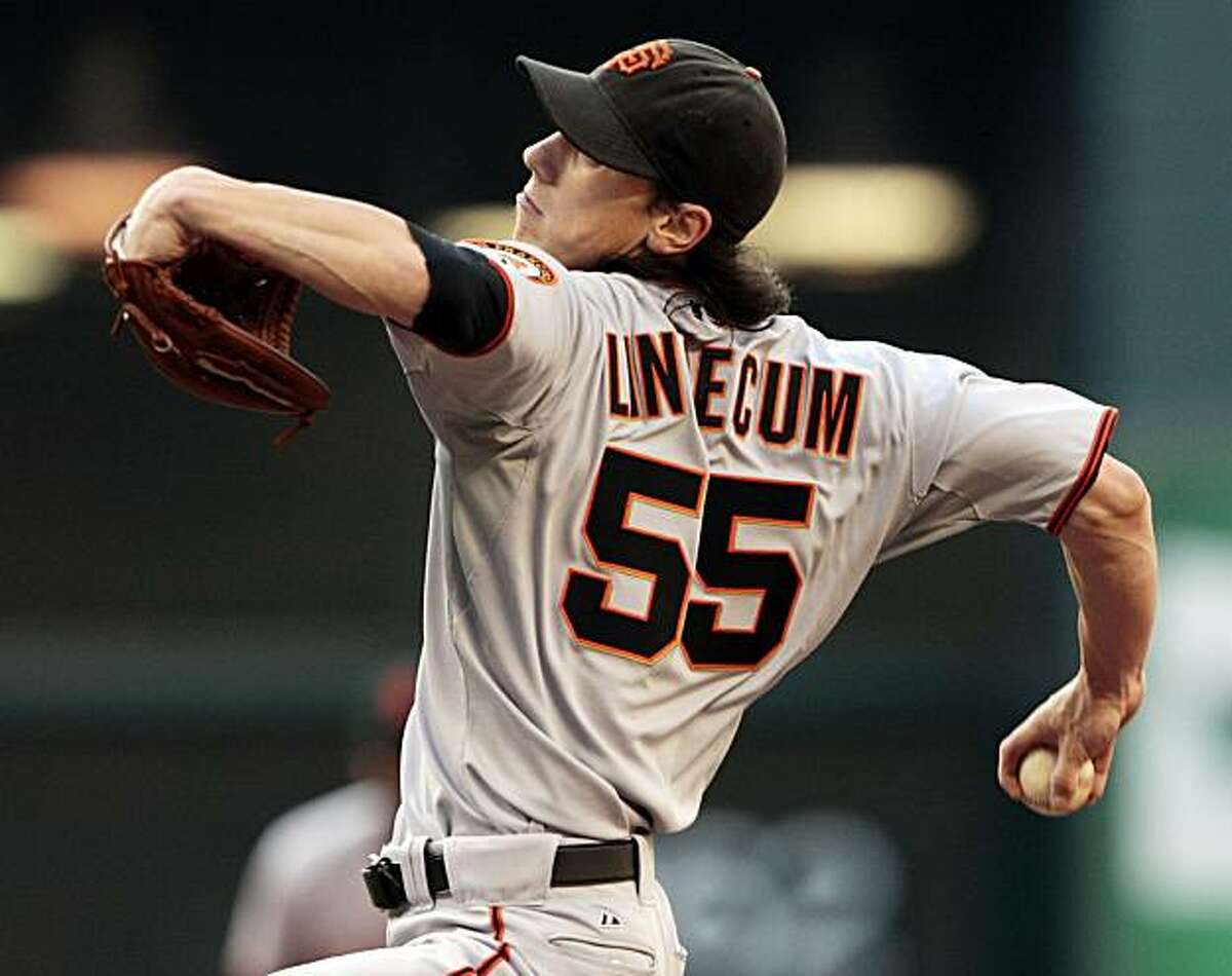 Lincecum starts fast, Giants win opener