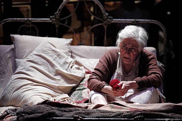 Theater review: A 'Vigil' of deathbed humor
