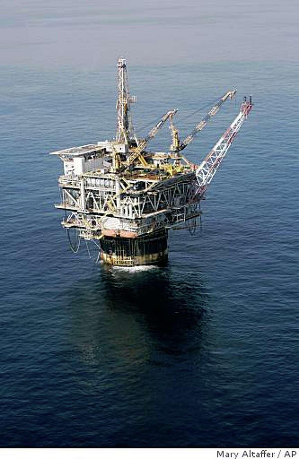 Oil companies ready gulf platforms for storm