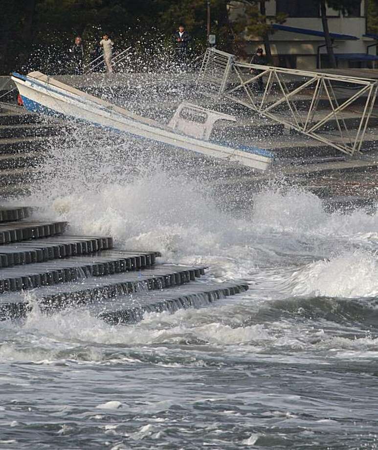Scientists back warning despite tsunami no-show - SFGate