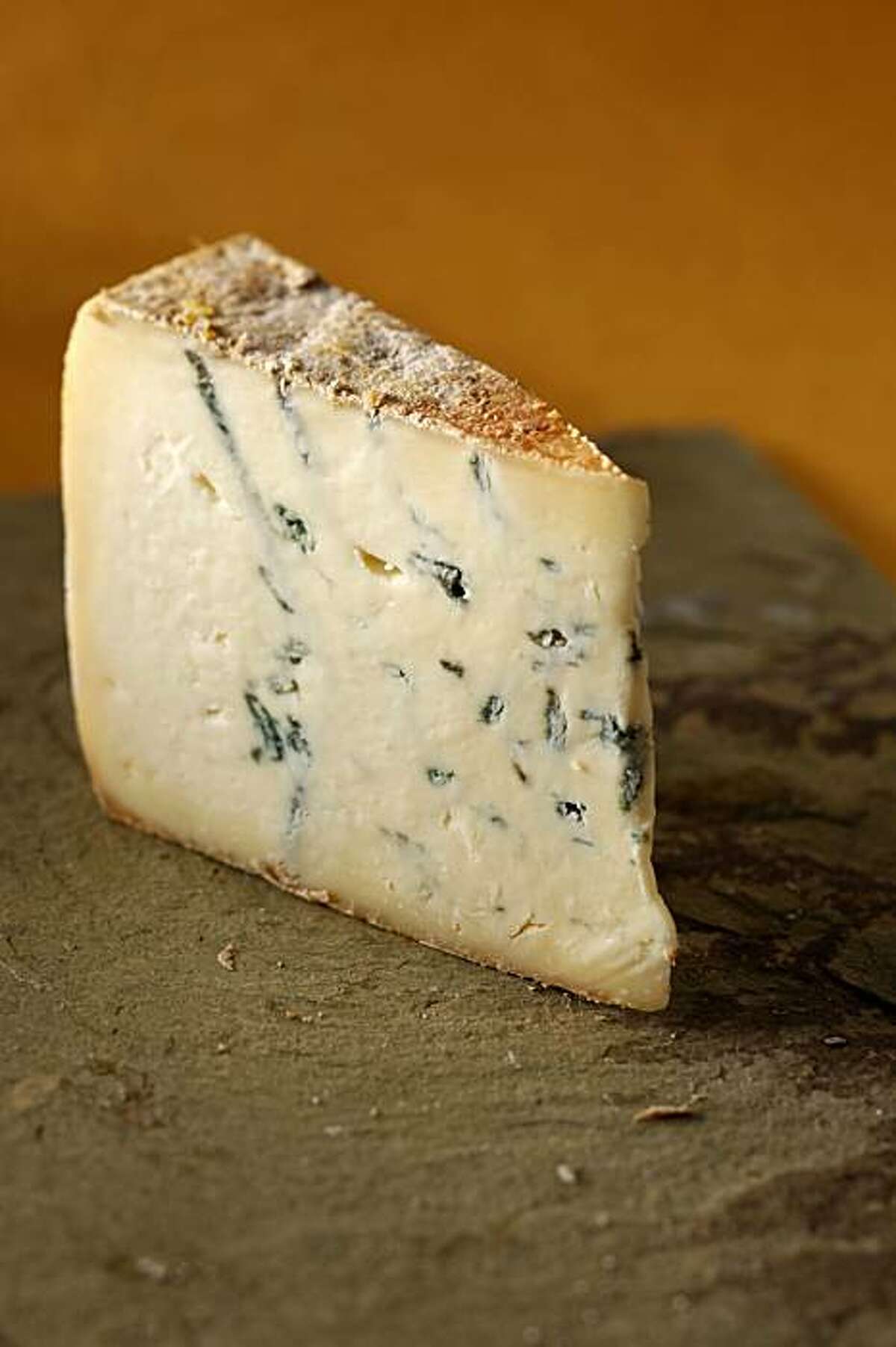 Two-Faced Blue pleasingly blends sheep, cow milk