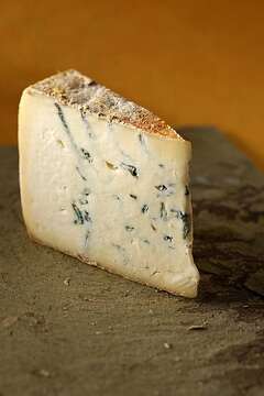 Two-Faced Blue pleasingly blends sheep, cow milk