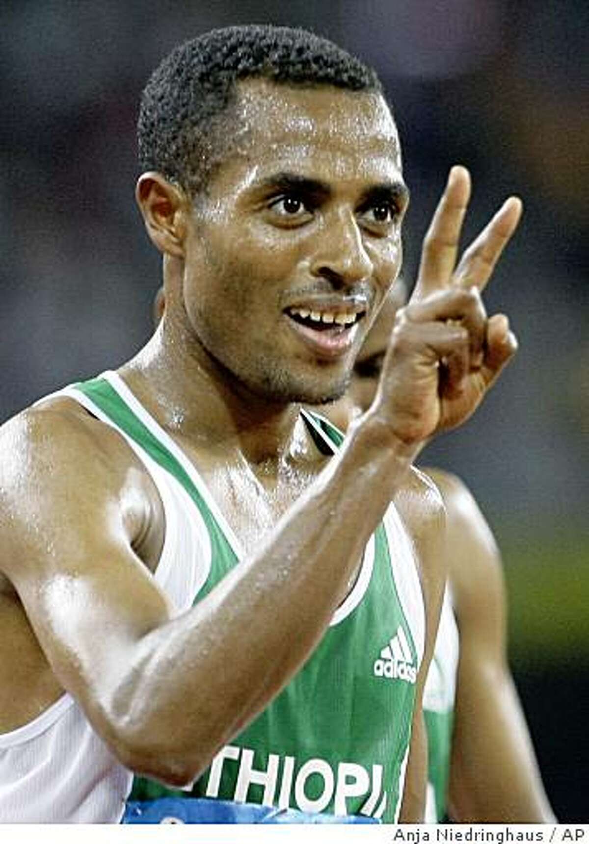 Bekele breaks own Olympic 10,000 record in repeat win