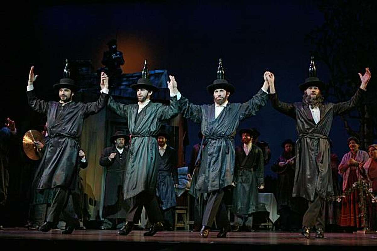 No trick: Balance keeps bottles up in 'Fiddler'