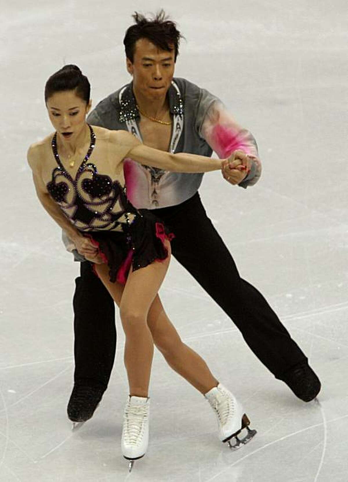 Chinese set pace in pairs skating