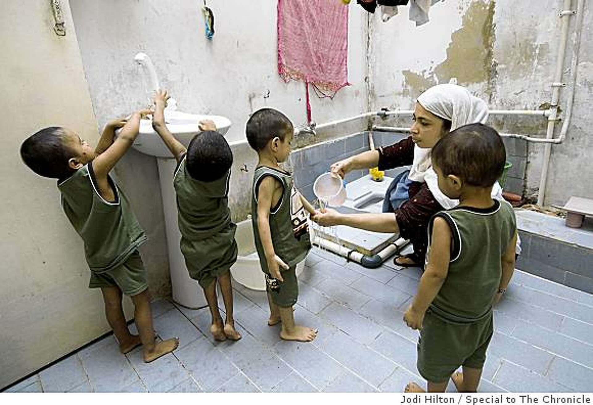 Pakistani couple save 300 unwanted kids a year