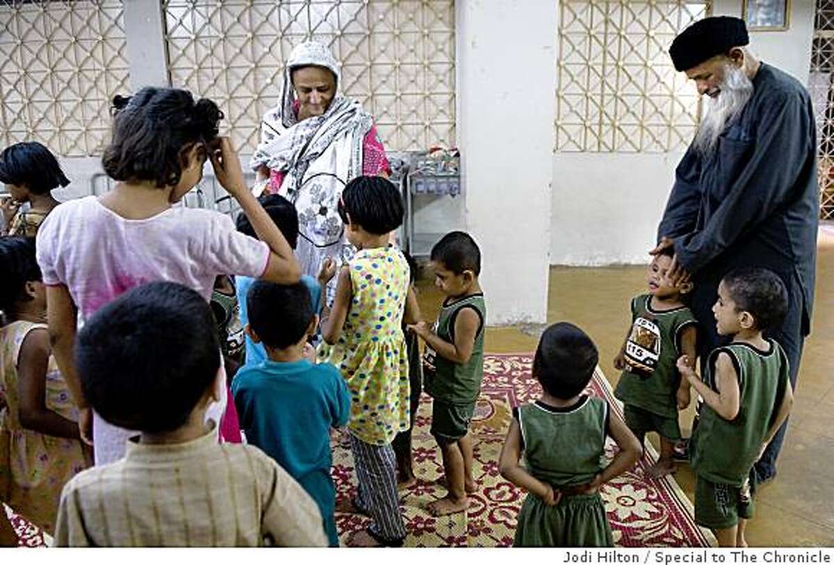 Pakistani couple save 300 unwanted kids a year