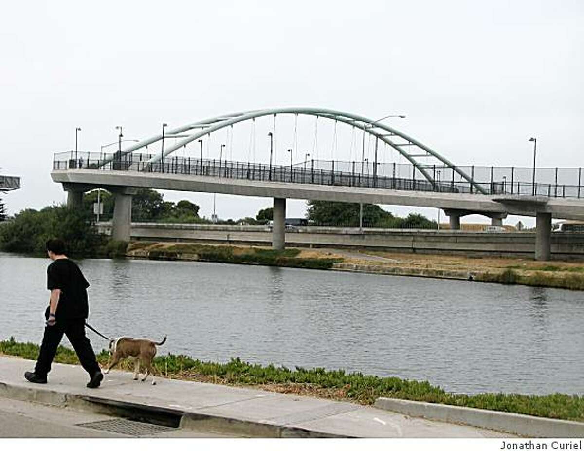 Pedestrian bridge's fans left in the dark