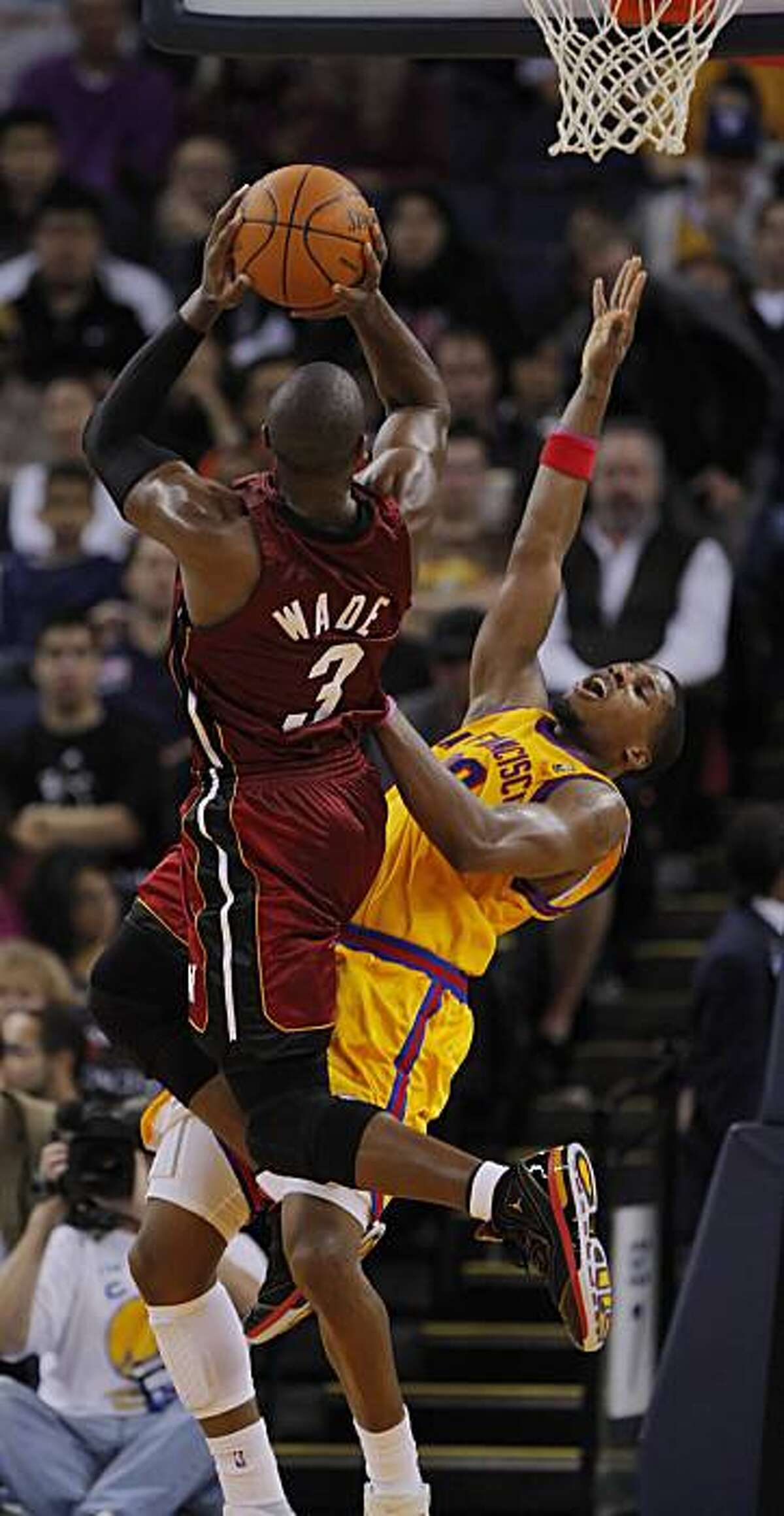 Wade's 35 leads Heat past Warriors